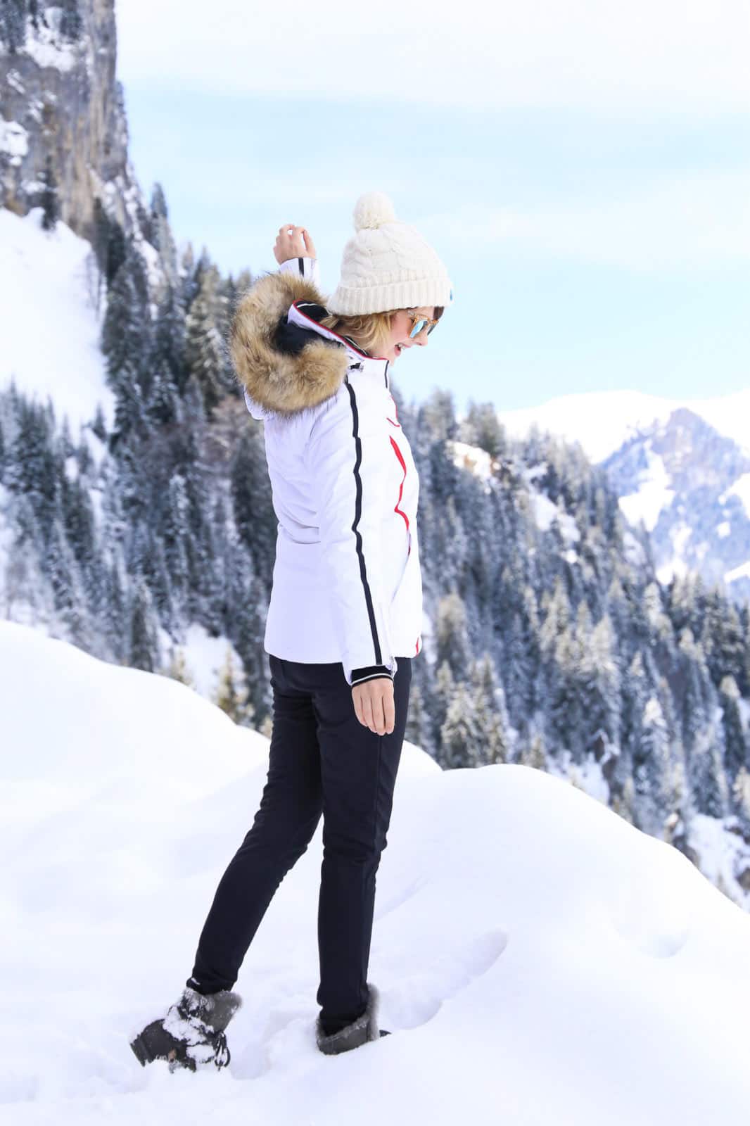 Outfit zum Skifahren in den Bergen im Brengenzerwald